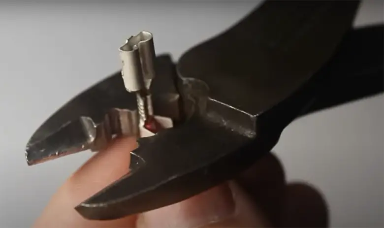 3 Steps to Solder Wires to Connectors - ElectronicsHacks