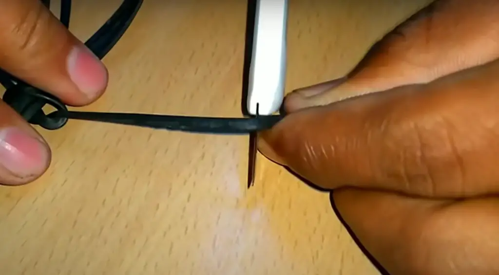 3 Steps to Solder Wires to Connectors - ElectronicsHacks