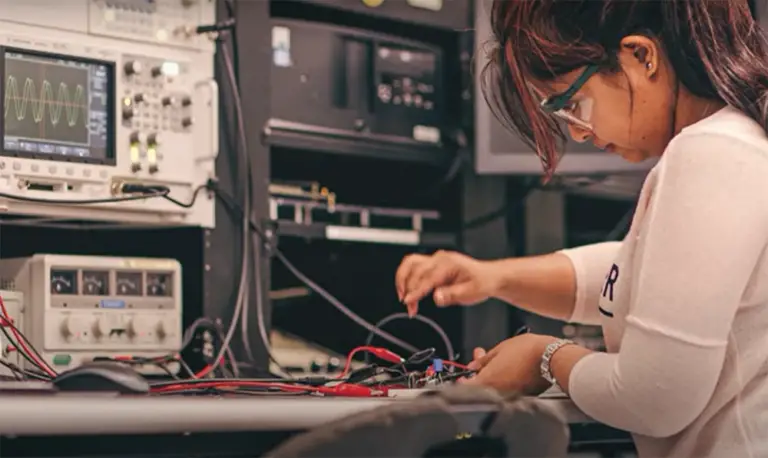 How to Become an Electronics Engineer? - ElectronicsHacks