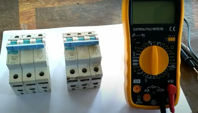 How to Measure Amps With a Clamp Meter? - ElectronicsHacks