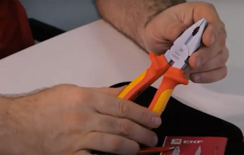 How to Safely Discharge a Capacitor? - ElectronicsHacks