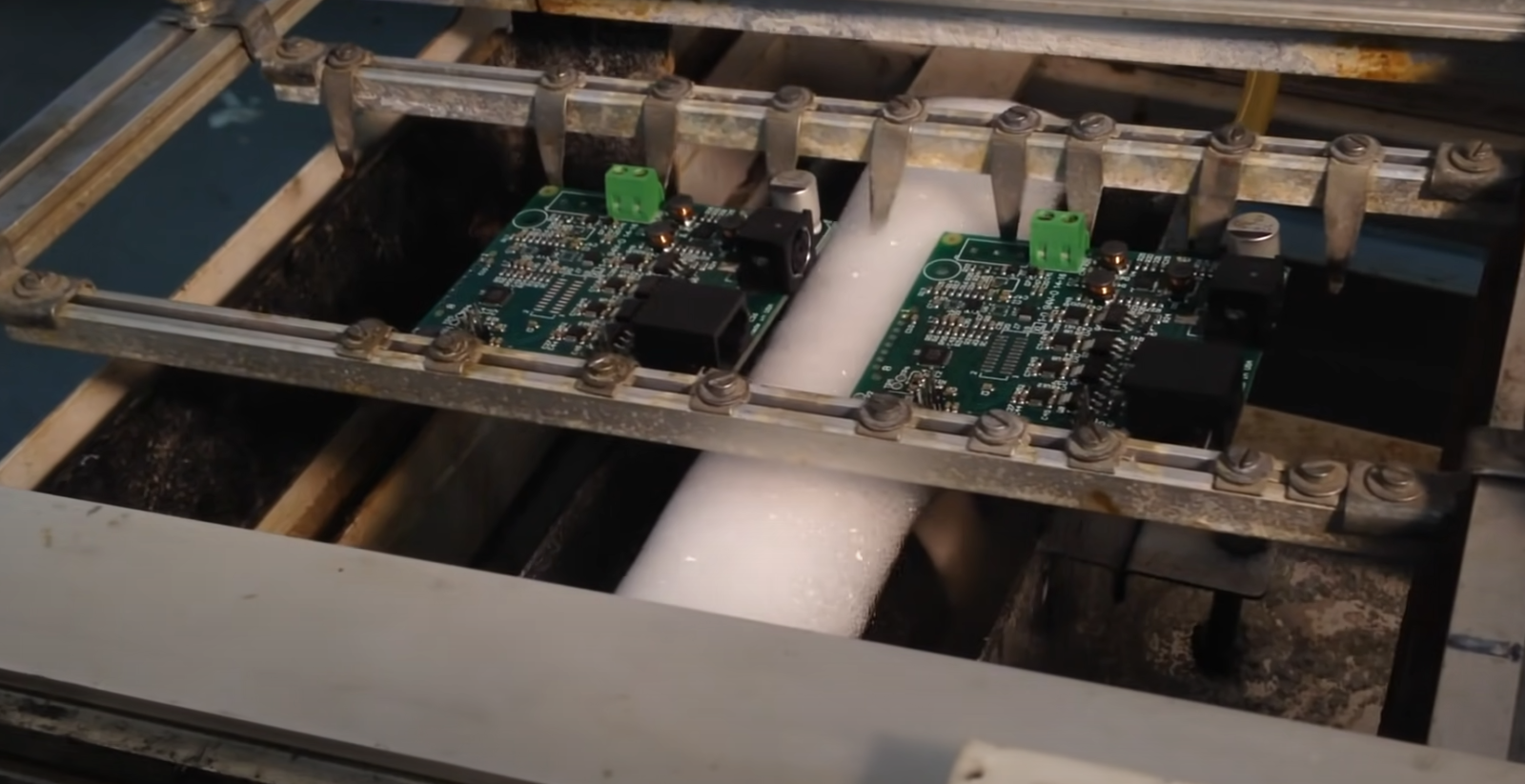 What Is Wave Soldering? - ElectronicsHacks