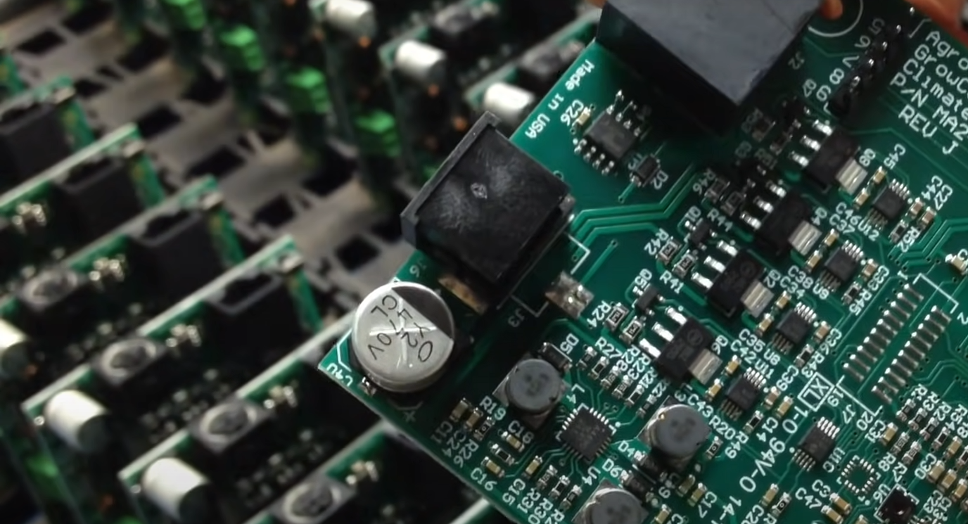 What Is Wave Soldering? - ElectronicsHacks