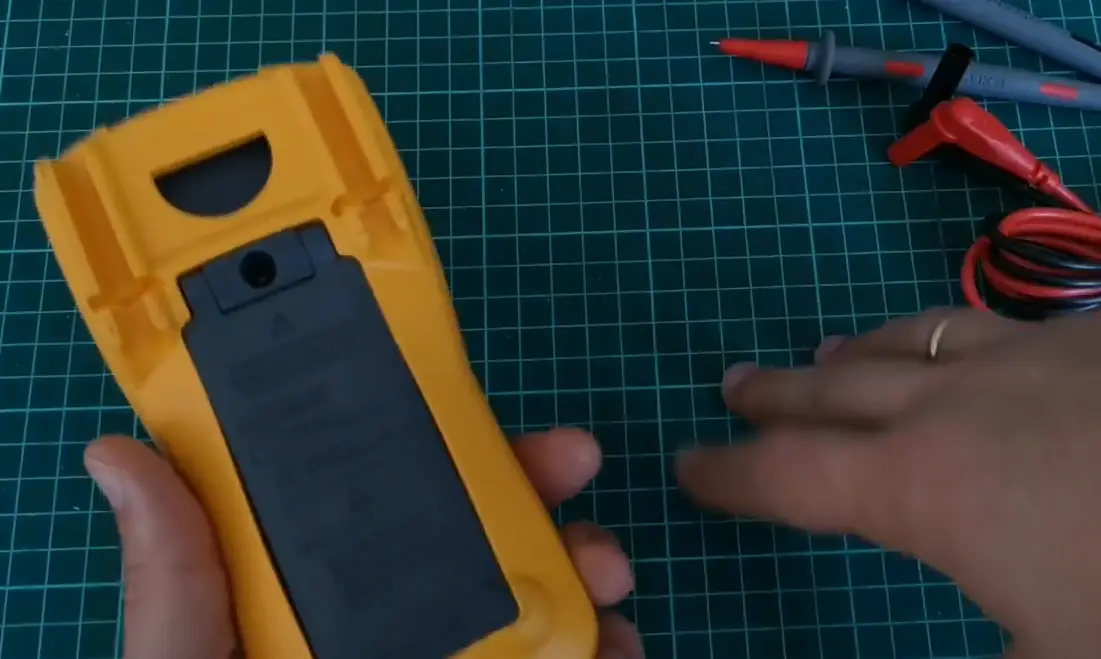 Fluke 117 vs. 179: Which Multimeter is Better? - ElectronicsHacks
