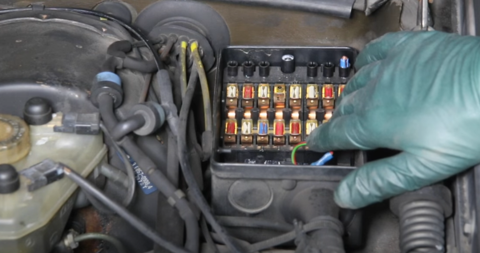 How to Pull a Fuse Without a Fuse Puller? - ElectronicsHacks