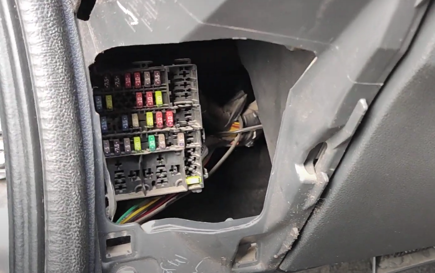 How to Pull a Fuse Without a Fuse Puller? - ElectronicsHacks