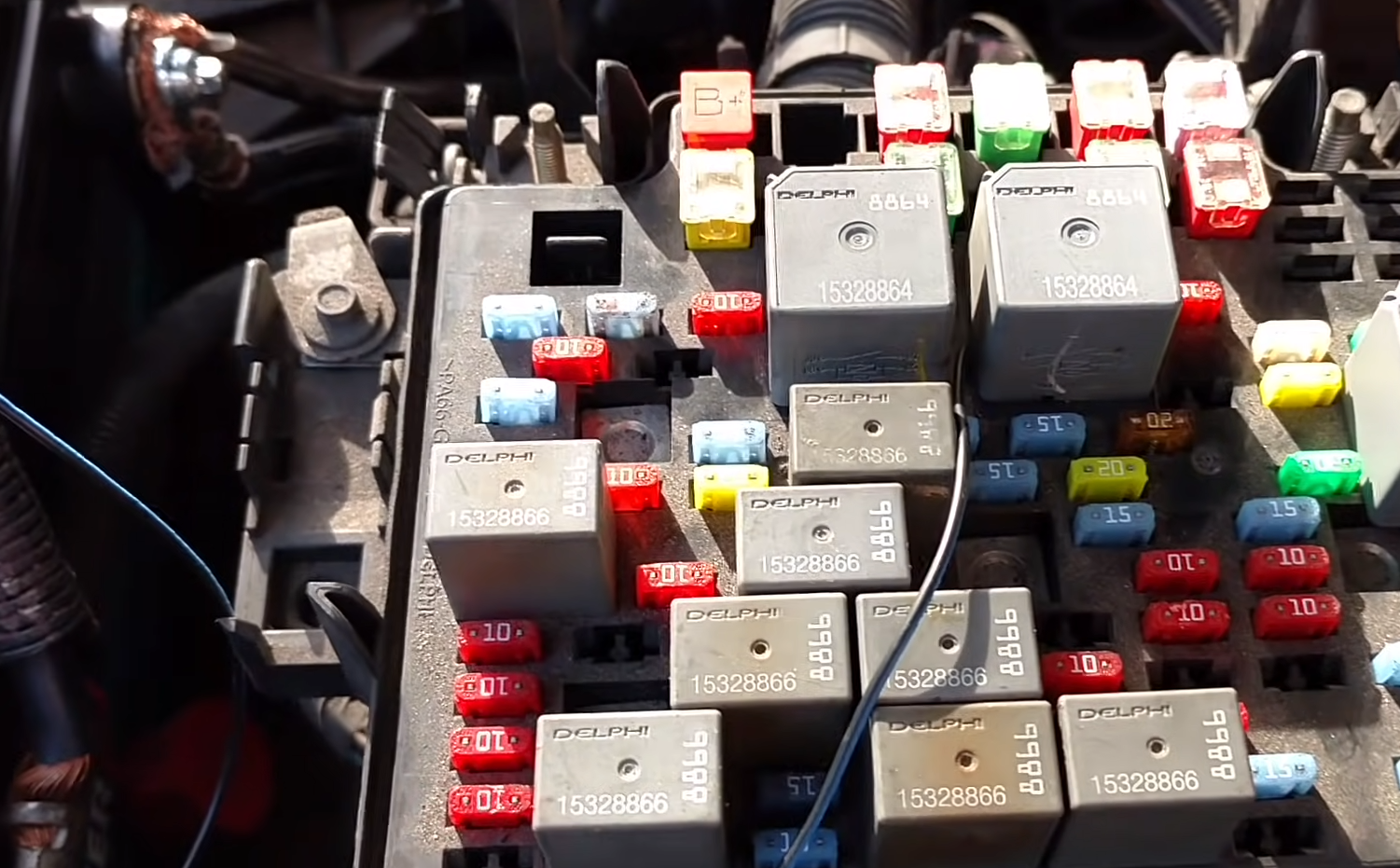 How to Pull a Fuse Without a Fuse Puller? - ElectronicsHacks