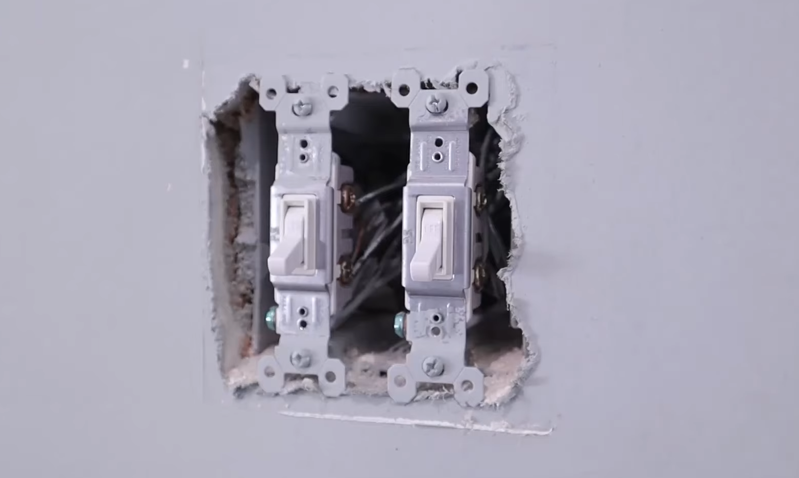 How to Test a 110V Outlet With a Multimeter? - ElectronicsHacks