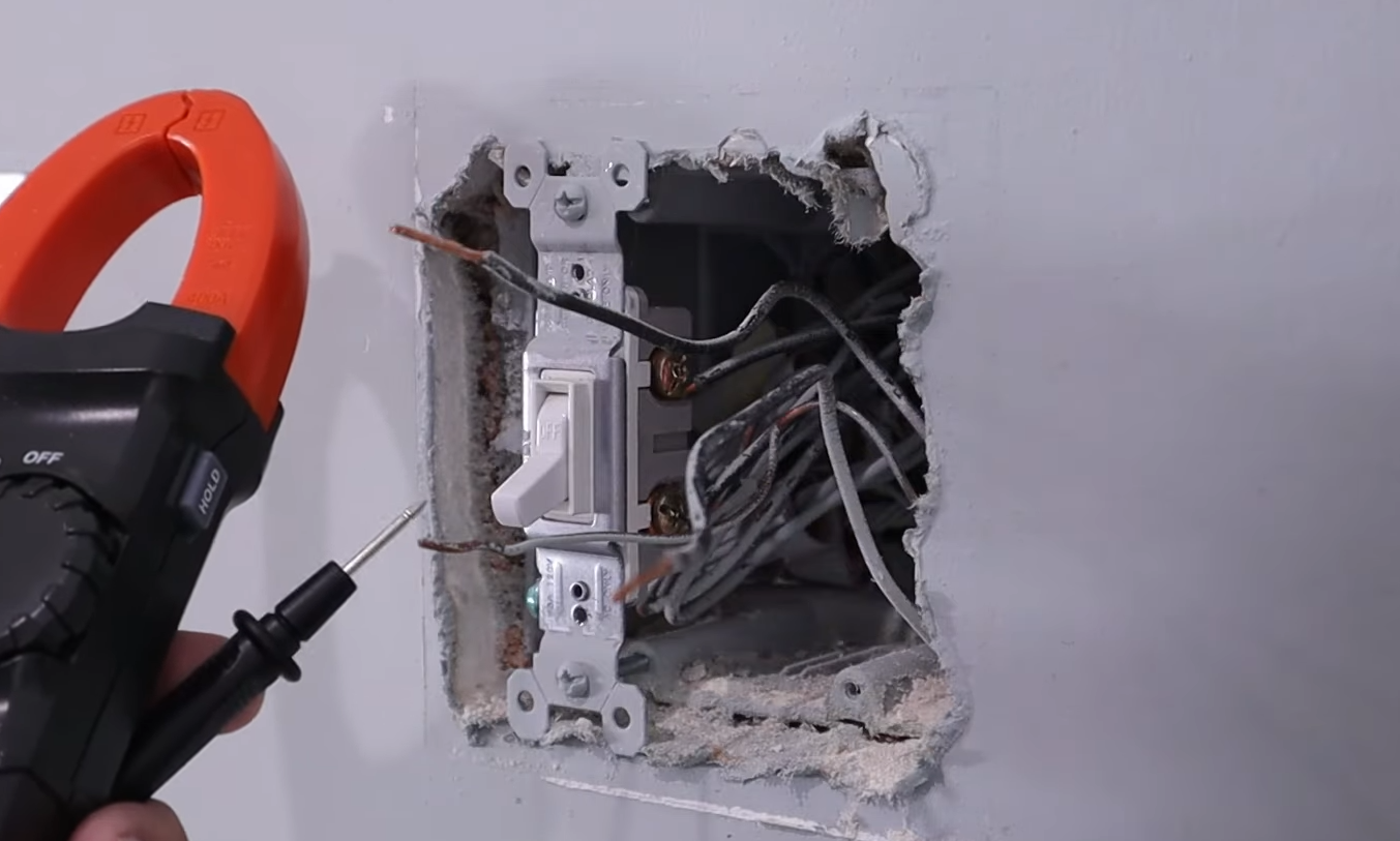 How to Test a 110V Outlet With a Multimeter? - ElectronicsHacks