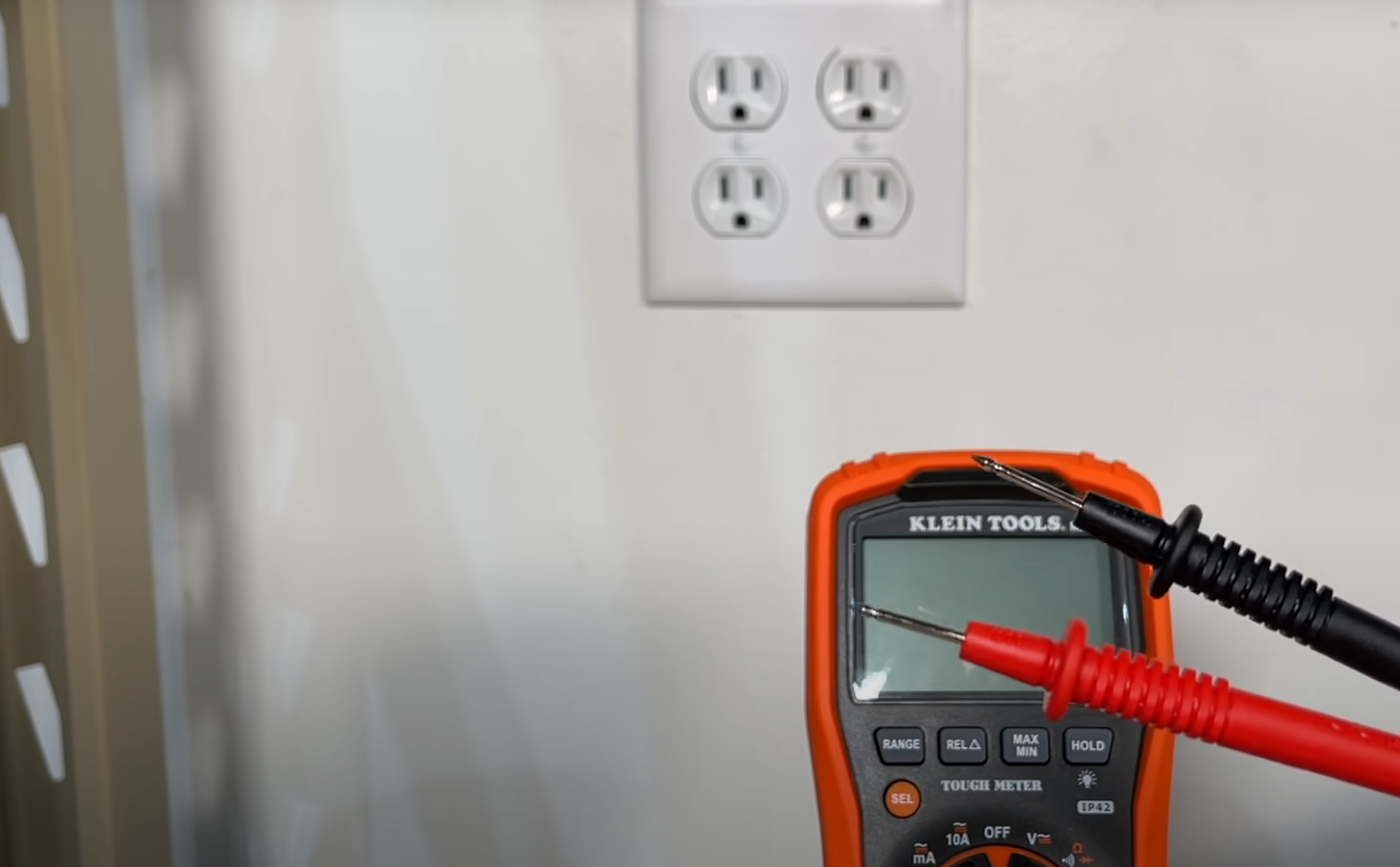 How to Test a Light Socket With a Multimeter? - ElectronicsHacks