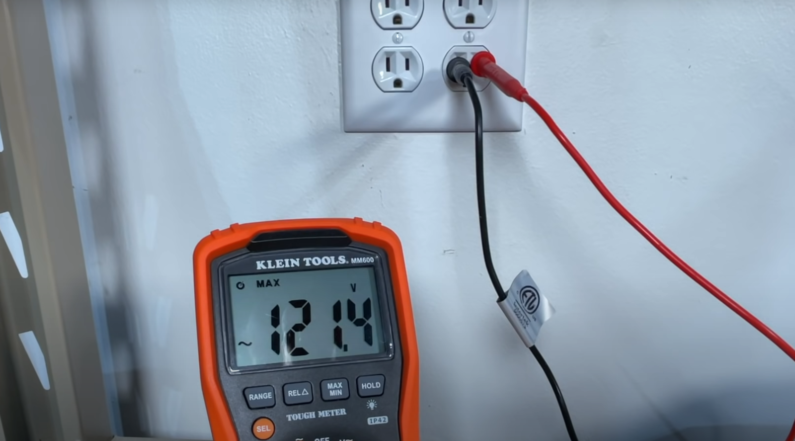 How to Test a Light Socket With a Multimeter? - ElectronicsHacks