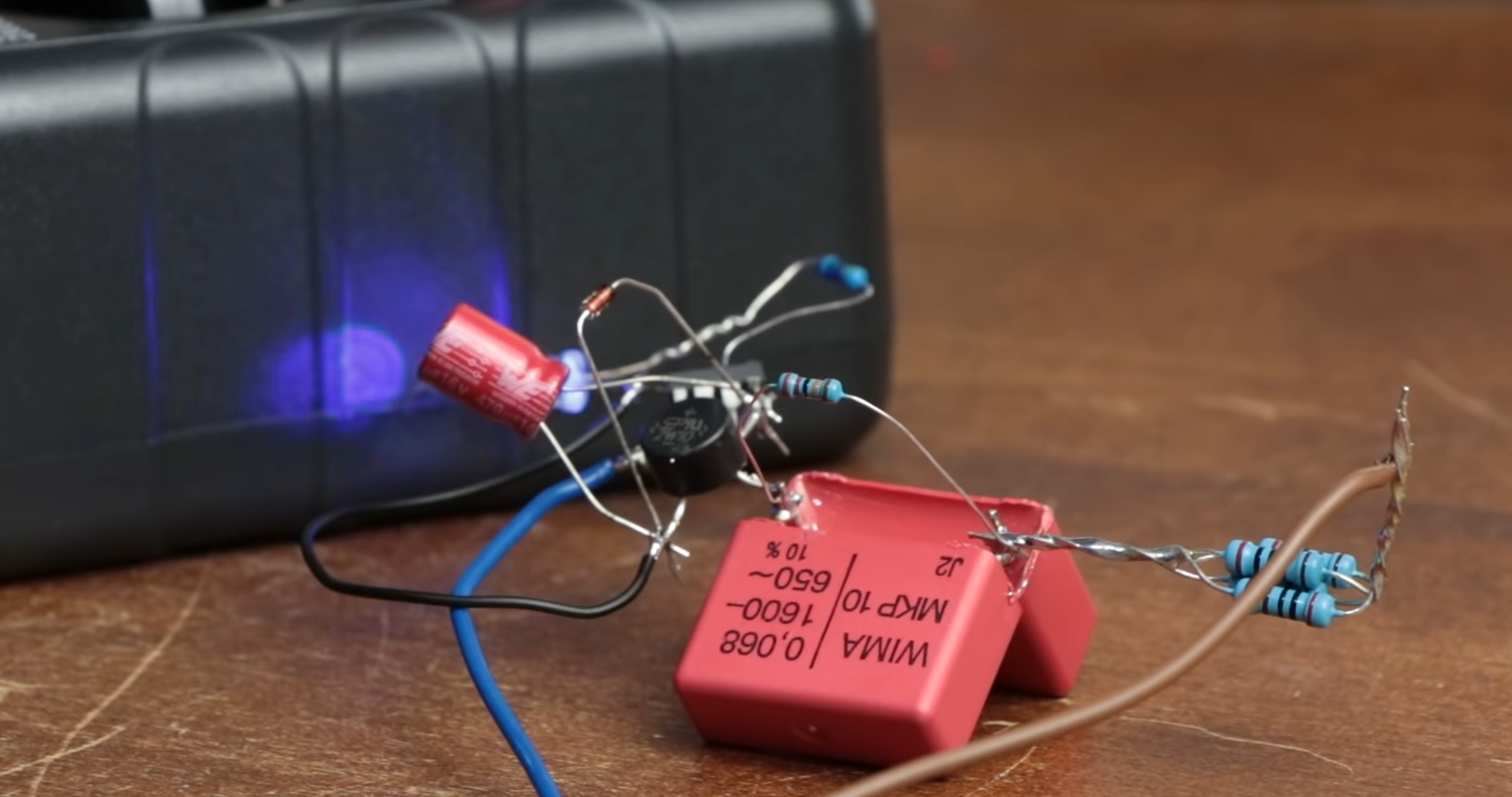 What Is a Transformerless Power Supply? - ElectronicsHacks