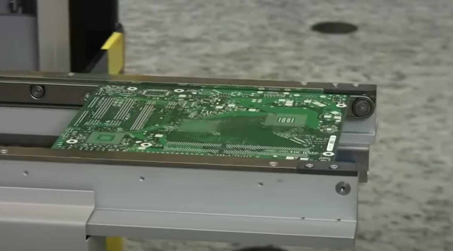 What Is SMT Assembly? - ElectronicsHacks