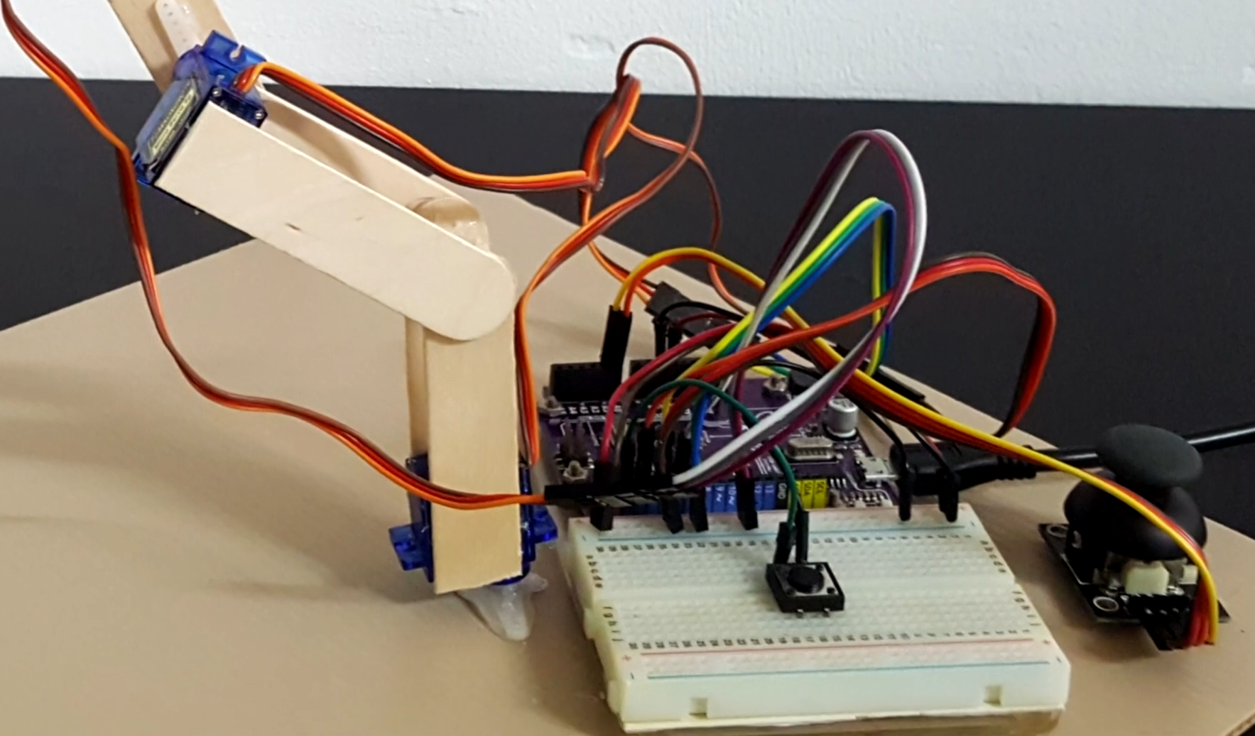 Why Is a Servo Motor Used in a Robotic Arm? - ElectronicsHacks