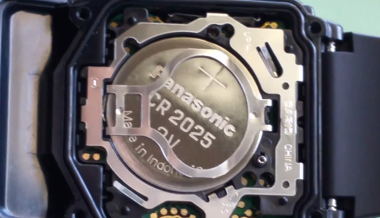 CR2016 vs. CR2025 Batteries: What is the Difference? - ElectronicsHacks