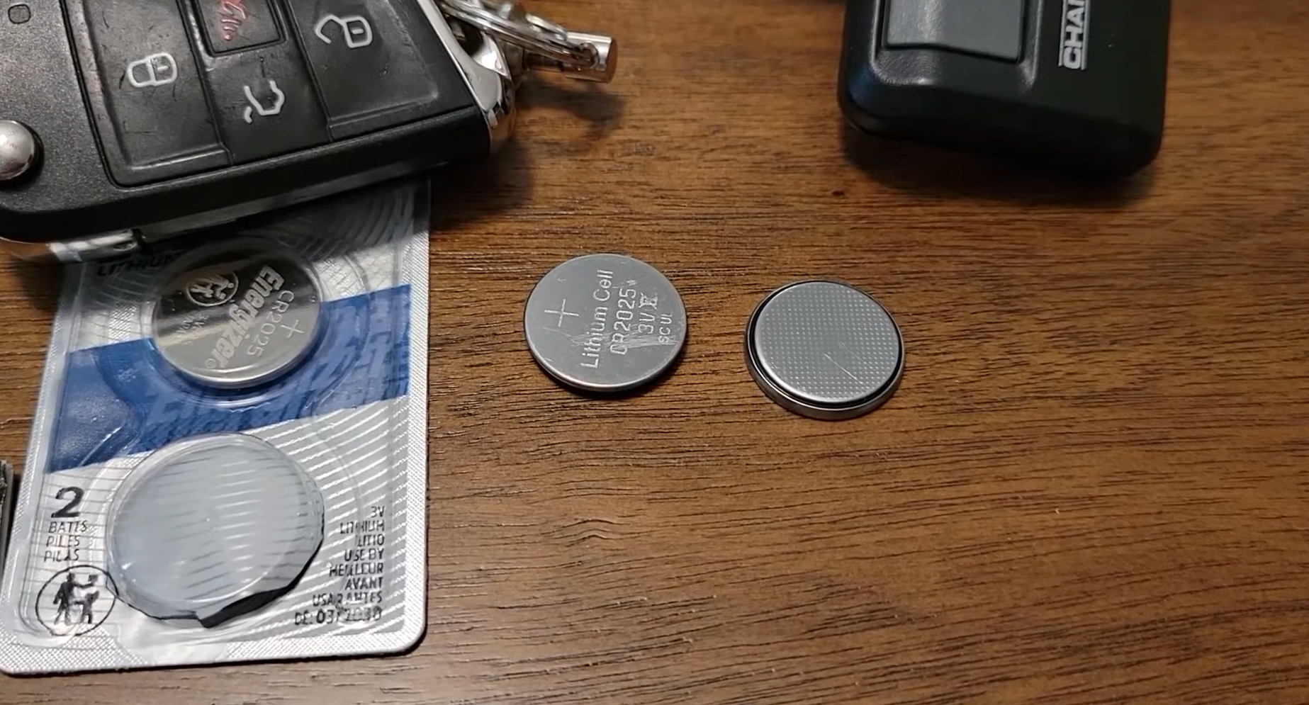 CR2025 vs. DL2025 Batteries: What is the Difference? - ElectronicsHacks
