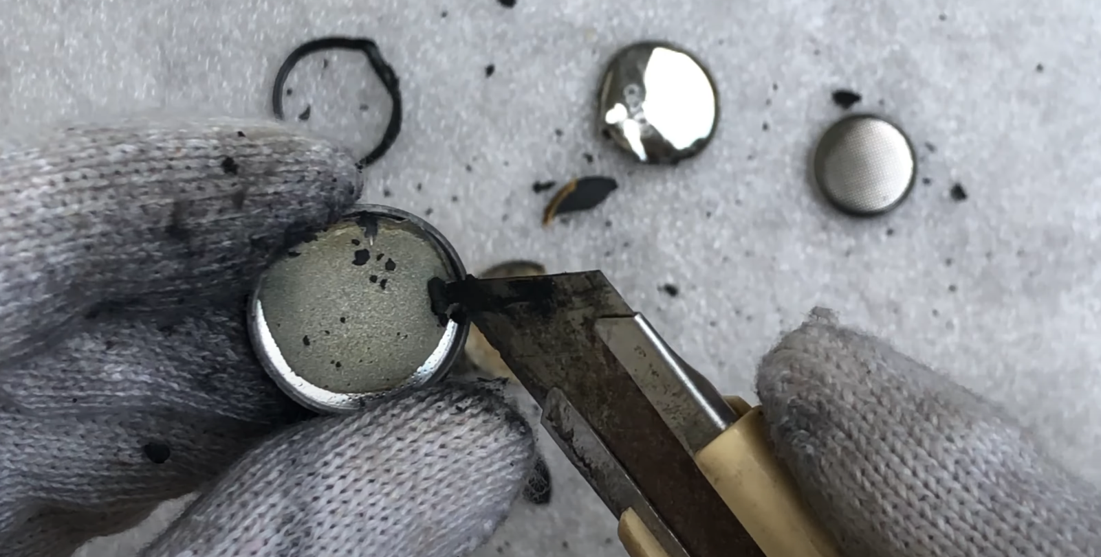 CR2430 vs. CR2032 Batteries: What is the Difference? - ElectronicsHacks