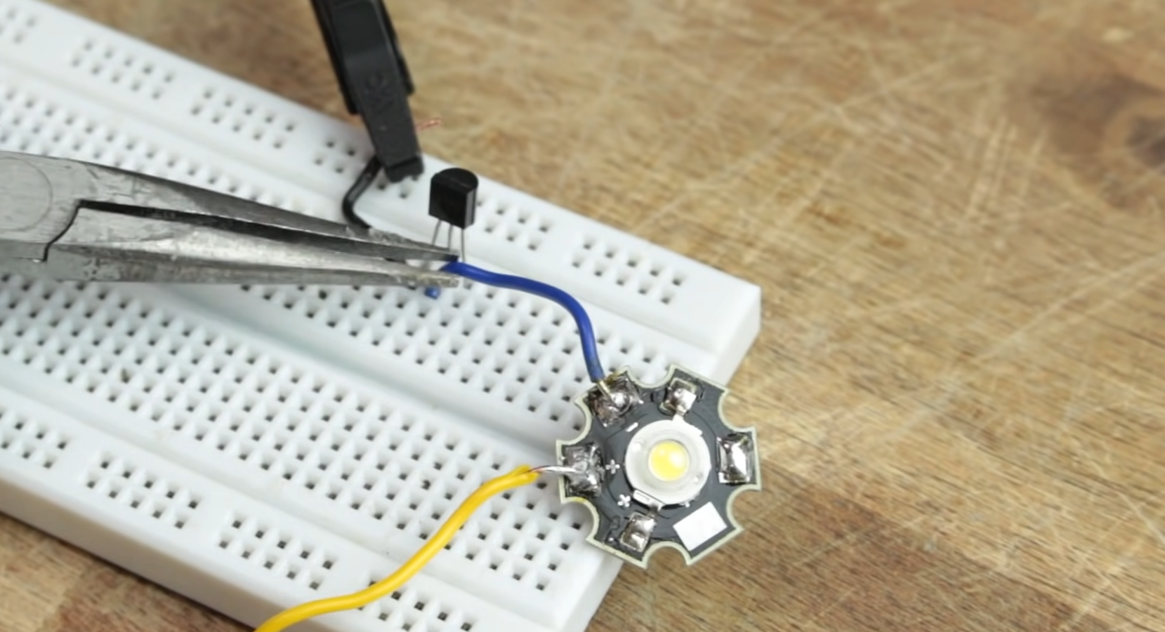 Can Transistors Work With AC? - ElectronicsHacks