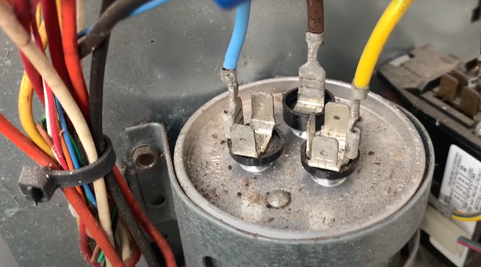 Does a New AC Capacitor Need to Charge? - ElectronicsHacks