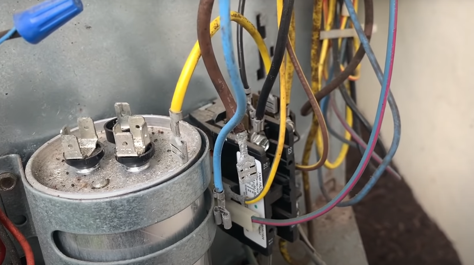 Does a New AC Capacitor Need to Charge? - ElectronicsHacks