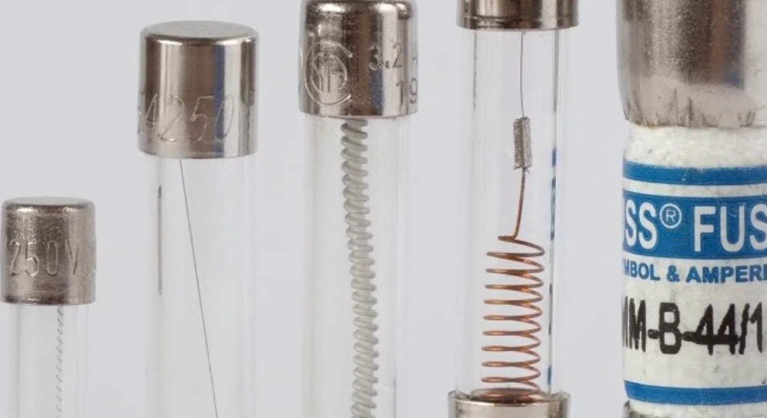 Fuse Box vs. Circuit Breaker: What’s the Difference? - ElectronicsHacks Fuse Box vs. Circuit Breaker: What’s the Difference? - ElectronicsHacks