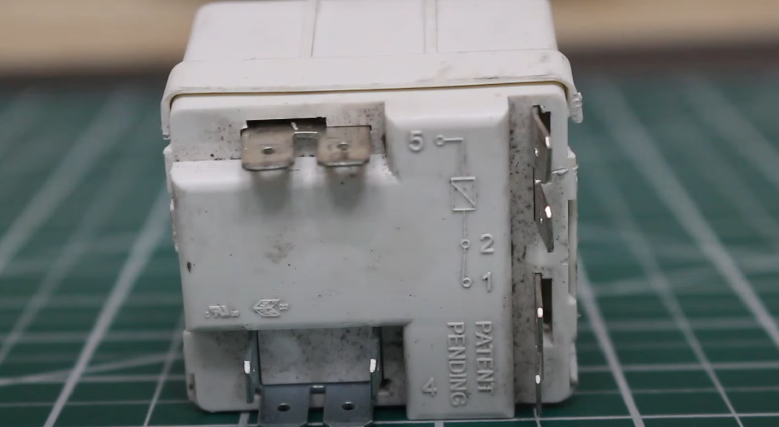 How Does a PTC Relay With Capacitor Work? - ElectronicsHacks