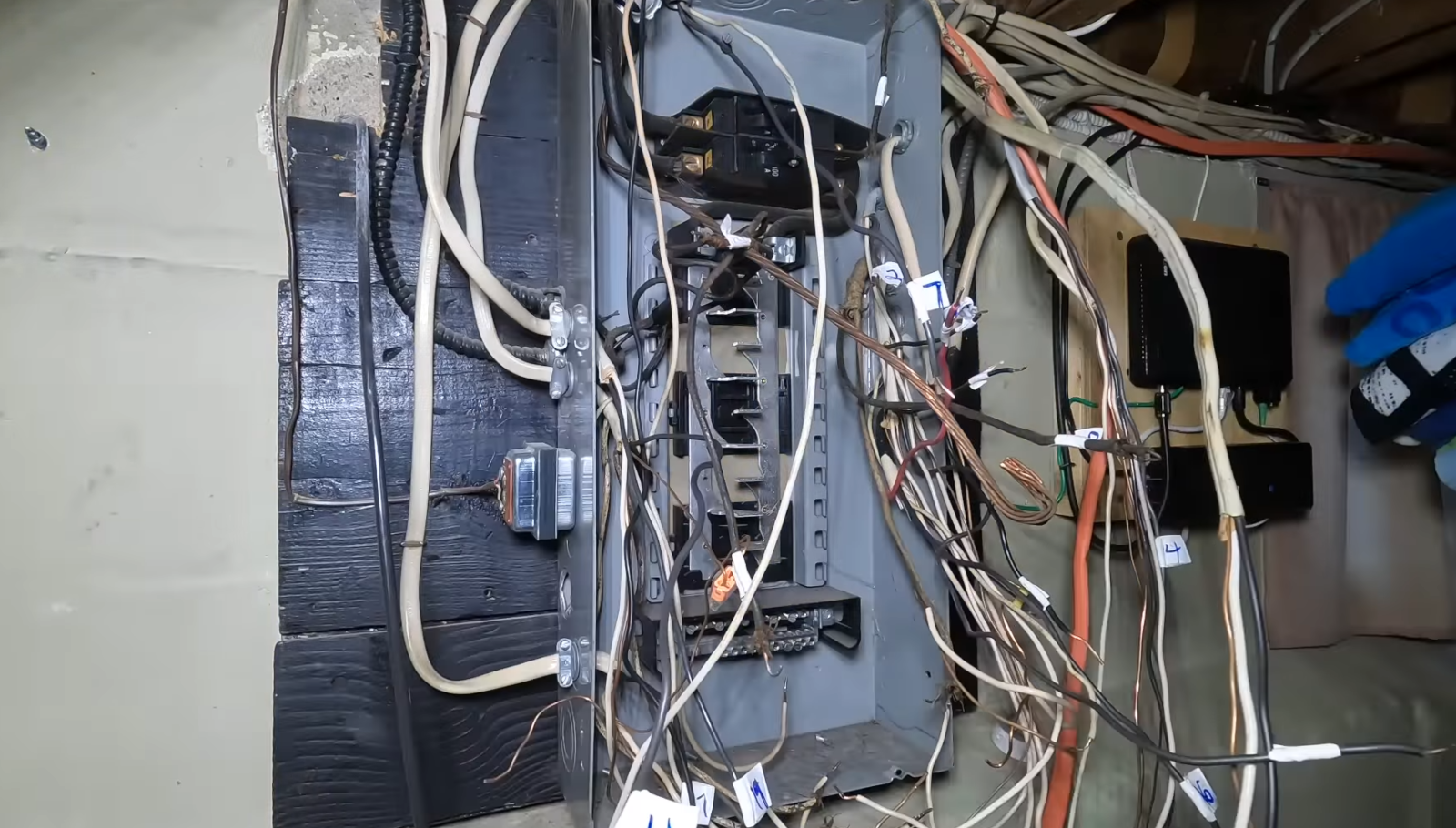 What Size Wire for a 200-Amp Service? - ElectronicsHacks