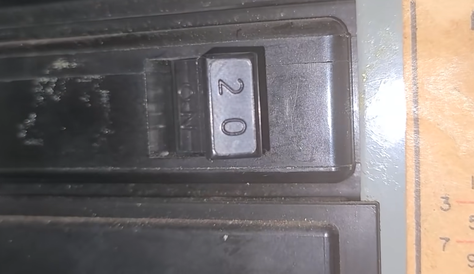 Electrical Receptacle vs. Outlet: What’s the Difference? - ElectronicsHacks