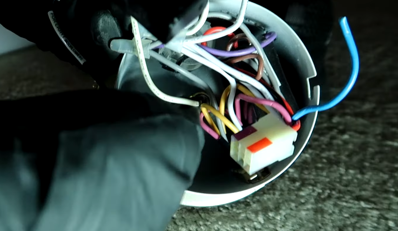 Hampton Bay Ceiling Fan Remote Not Working: How to Fix? - ElectronicsHacks