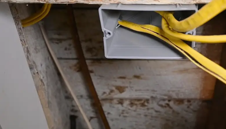 How Many Watts Can an Outlet Handle? - ElectronicsHacks