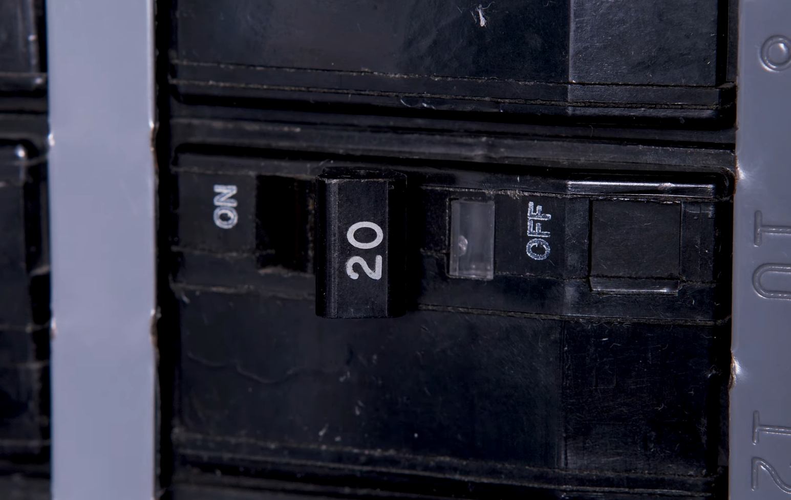 How to Fix a Loose Electrical Outlet? - ElectronicsHacks