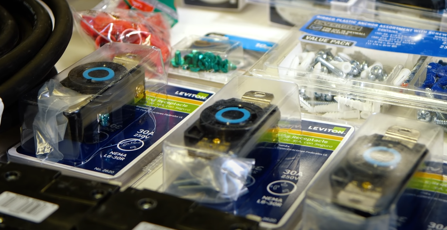 How to Wire 220V Plug With 3 Wires? - ElectronicsHacks