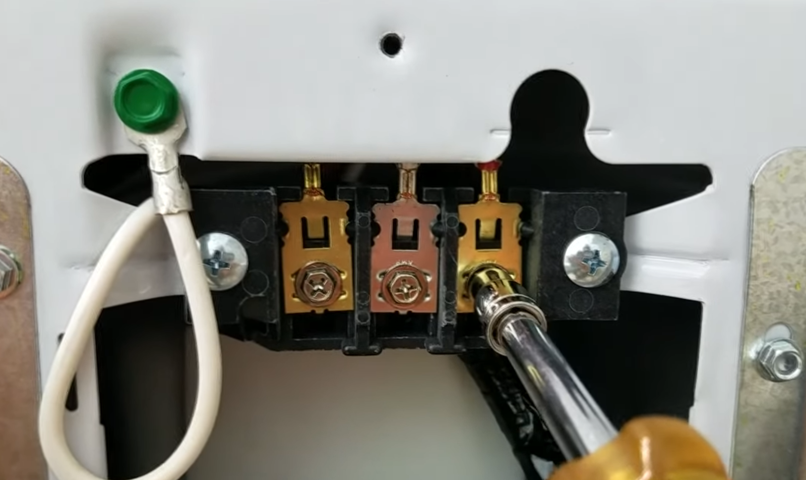 How to Wire a 4-Prong 220V Plug With 3 Wires? - ElectronicsHacks