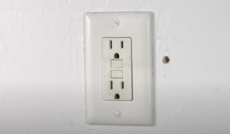 How to Wire a GFCI Outlet With Multiple Outlets? - ElectronicsHacks