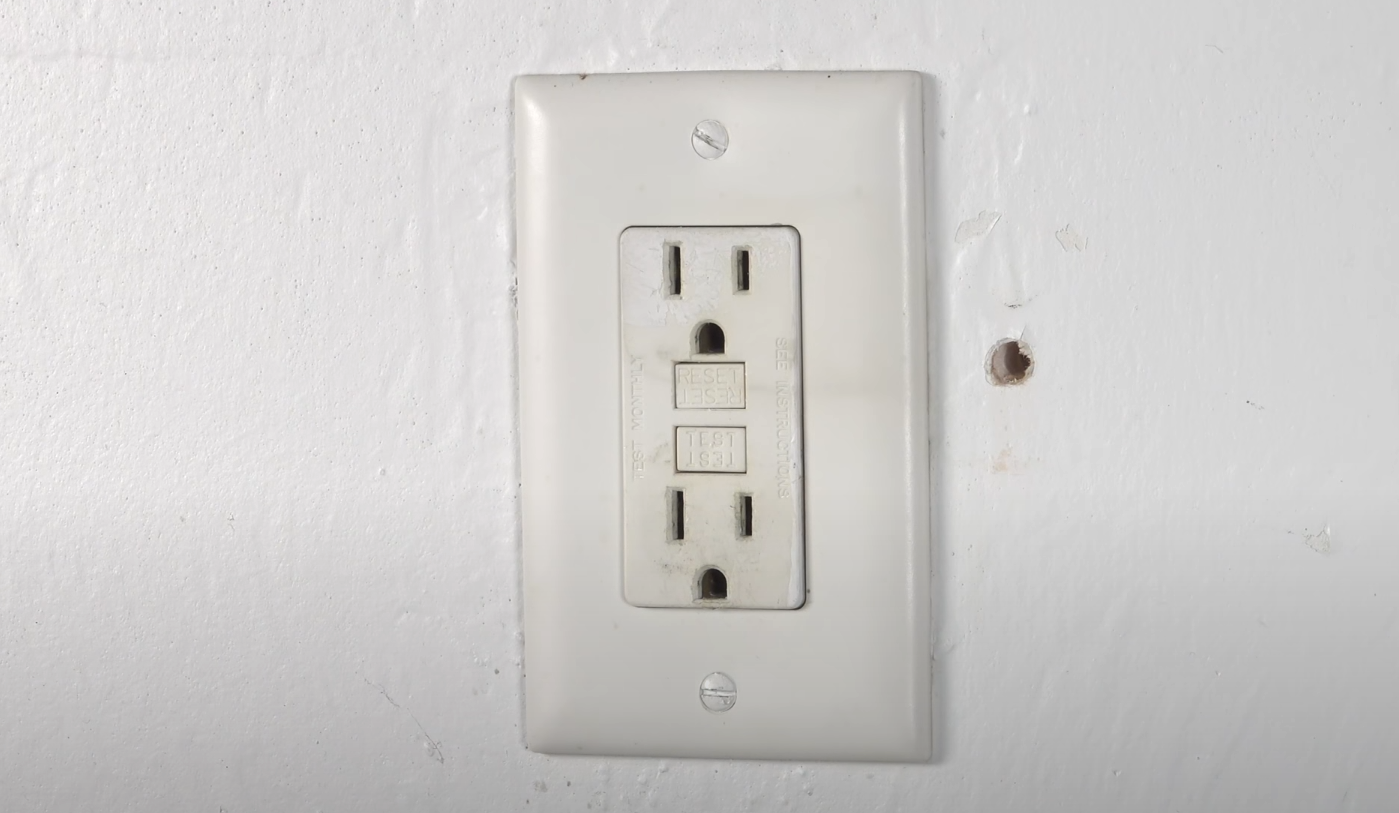 How to Wire a GFCI Outlet With Multiple Outlets? - ElectronicsHacks