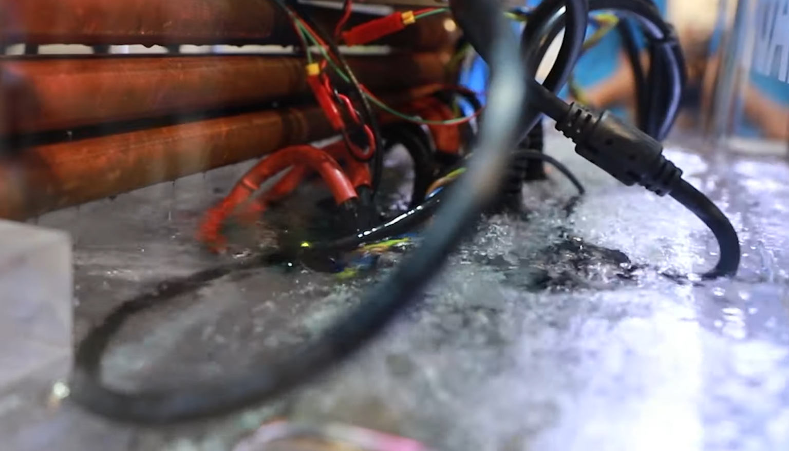 Is Mineral Oil Conductive? - ElectronicsHacks