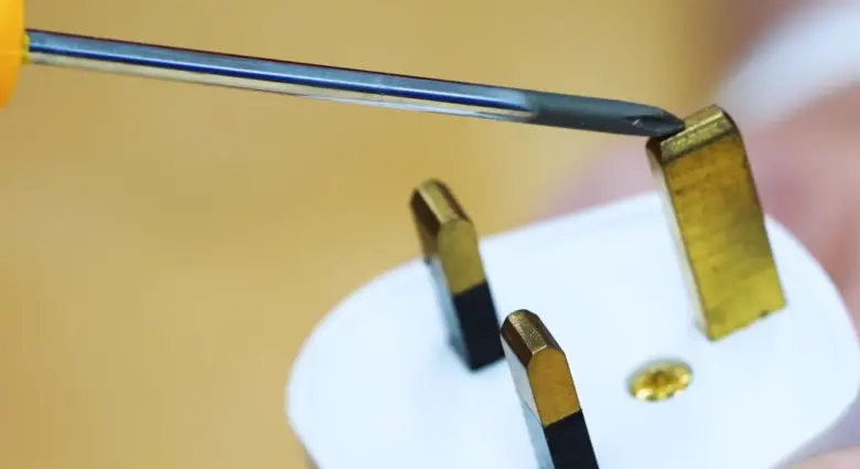 Japan Electrical Outlet vs. US: What’s the Difference? - ElectronicsHacks