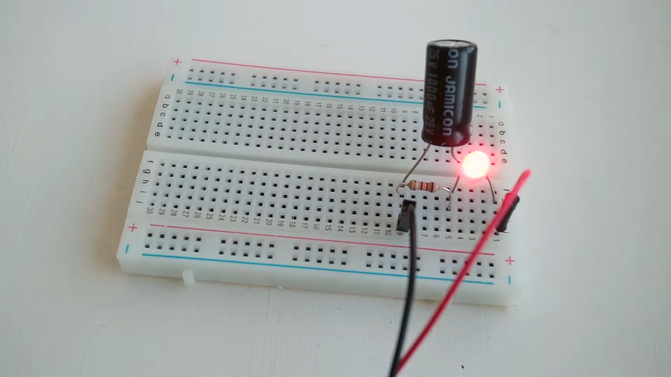 Does Voltage Change Across a Capacitor? - ElectronicsHacks