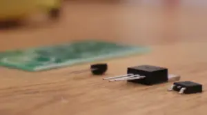 Op-Amp vs. Transistor: What’s the Difference? - ElectronicsHacks