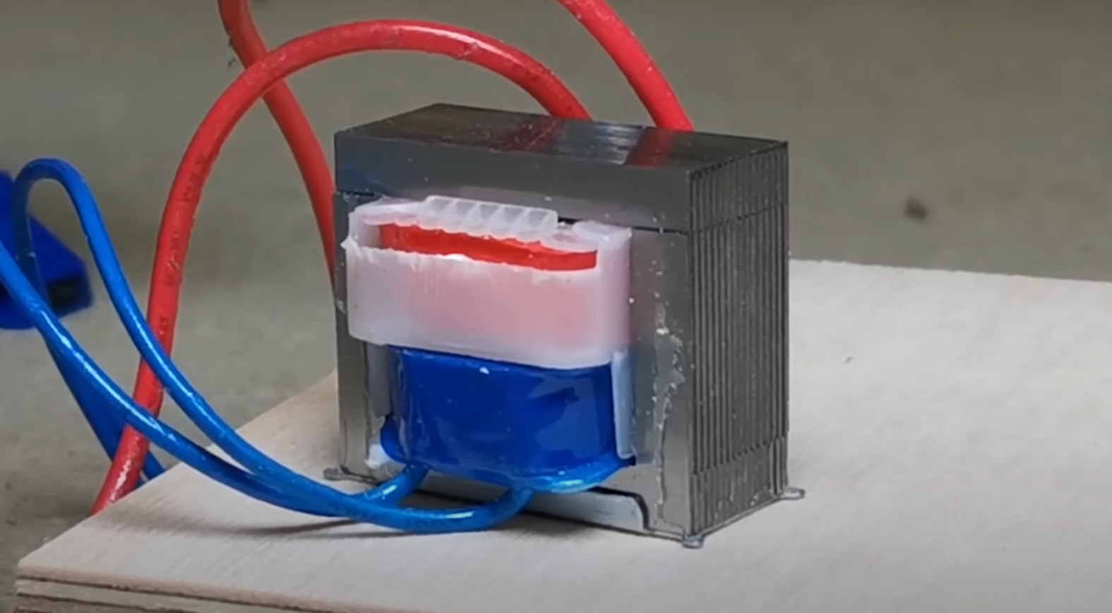 What Is an Electrical Transformer? - ElectronicsHacks