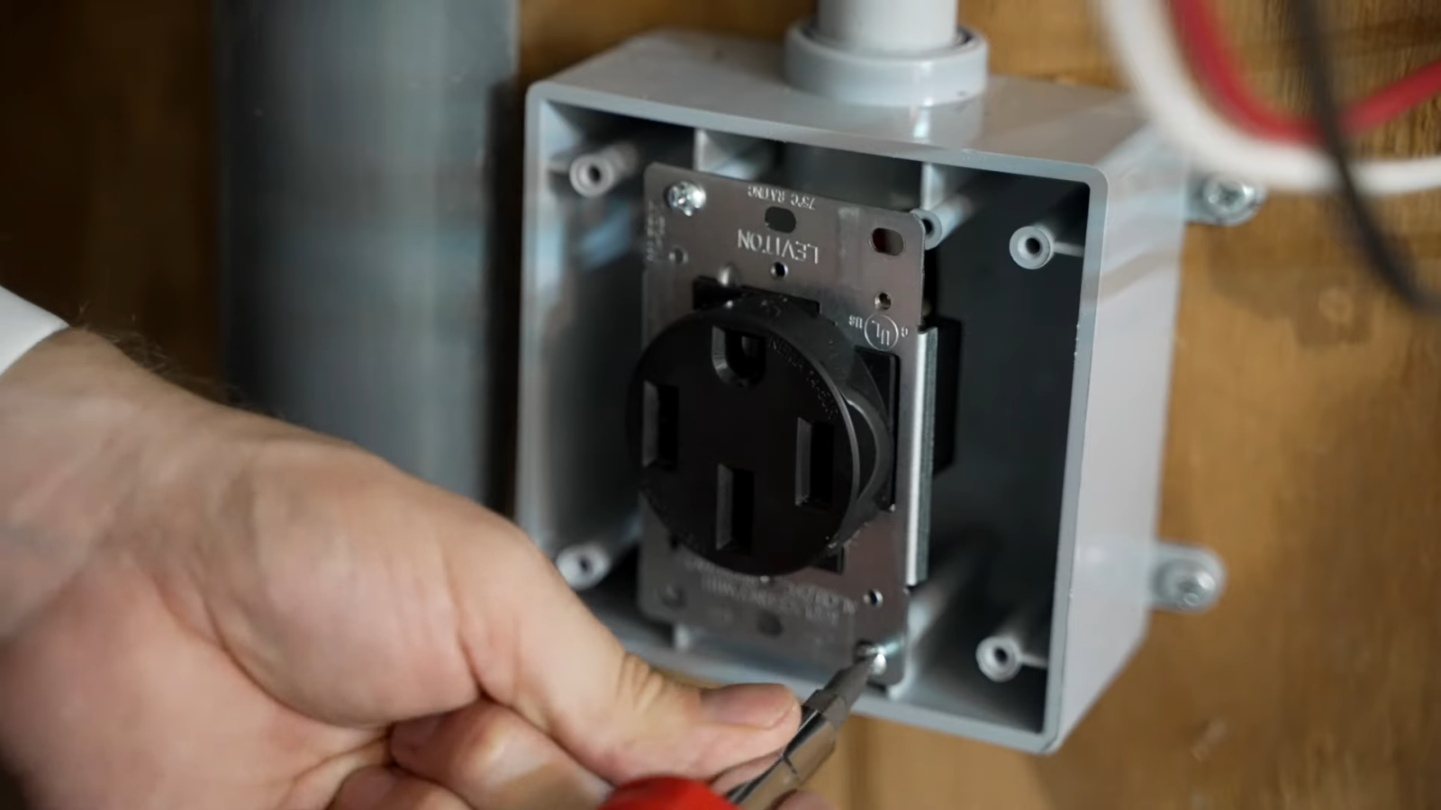 How Much Do Electricians Charge Per Outlet? - ElectronicsHacks