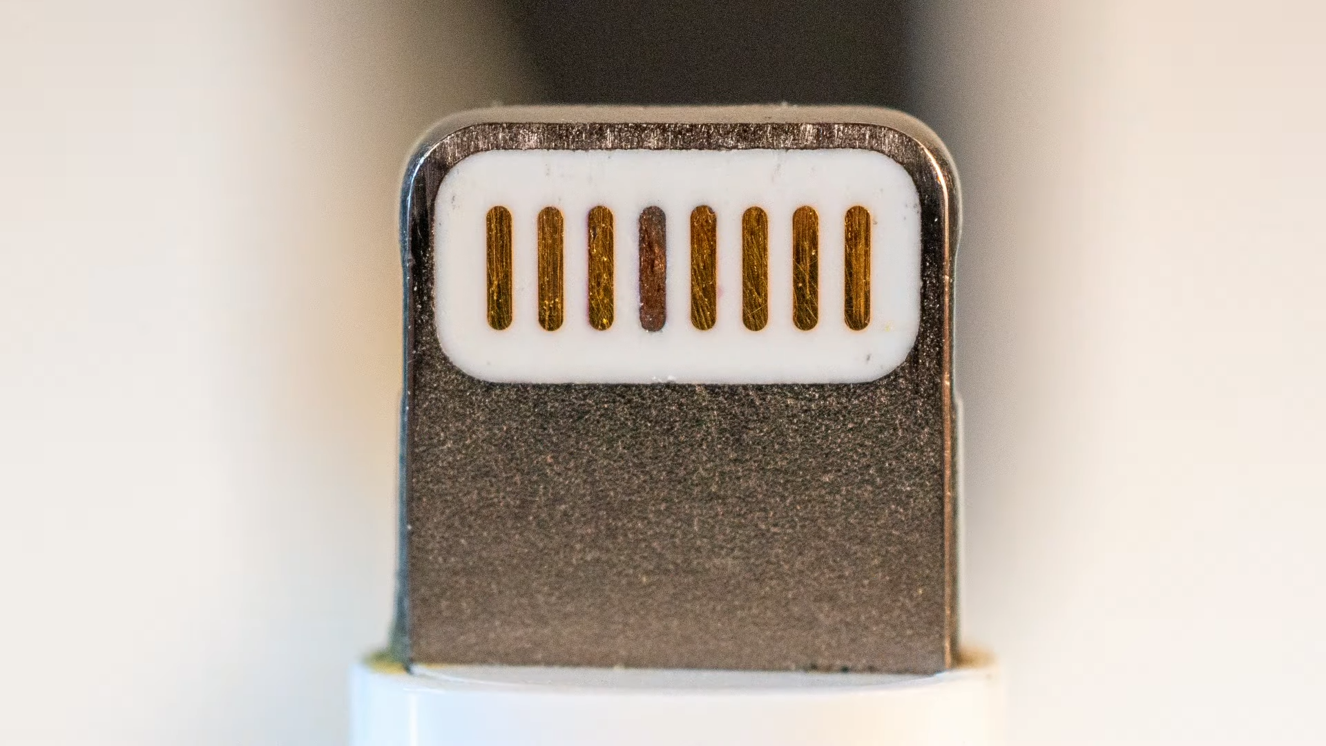 How to Fix a Charger That Only Works at an Angle? - ElectronicsHacks