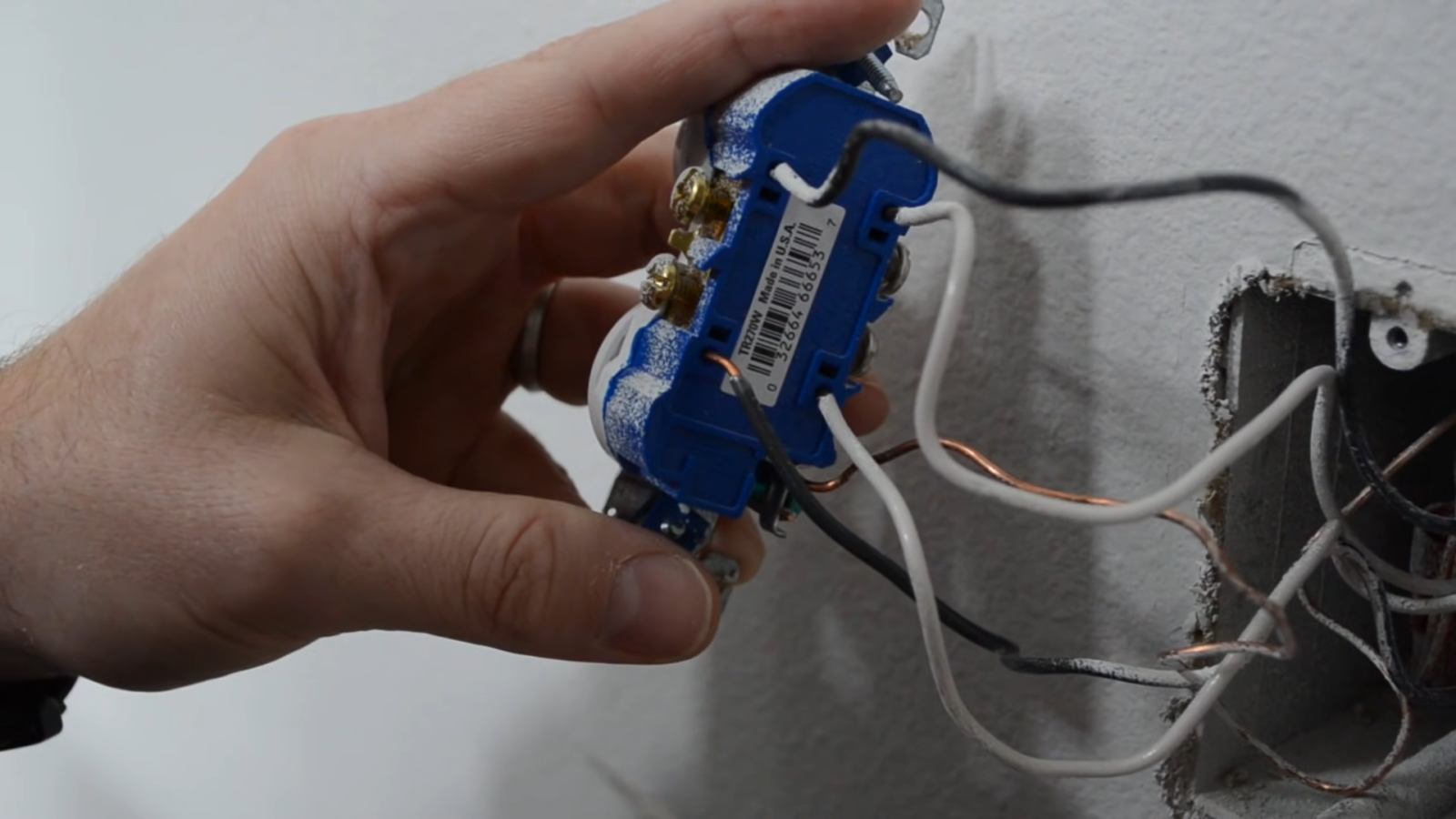 How to Remove Wire From Push-in Connector? - ElectronicsHacks