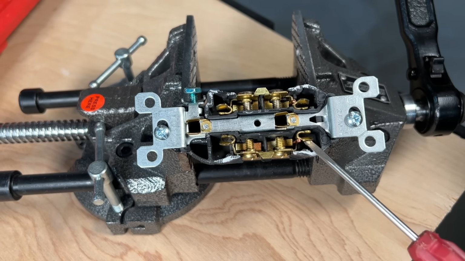 How to Remove Wire From Push-in Connector? - ElectronicsHacks