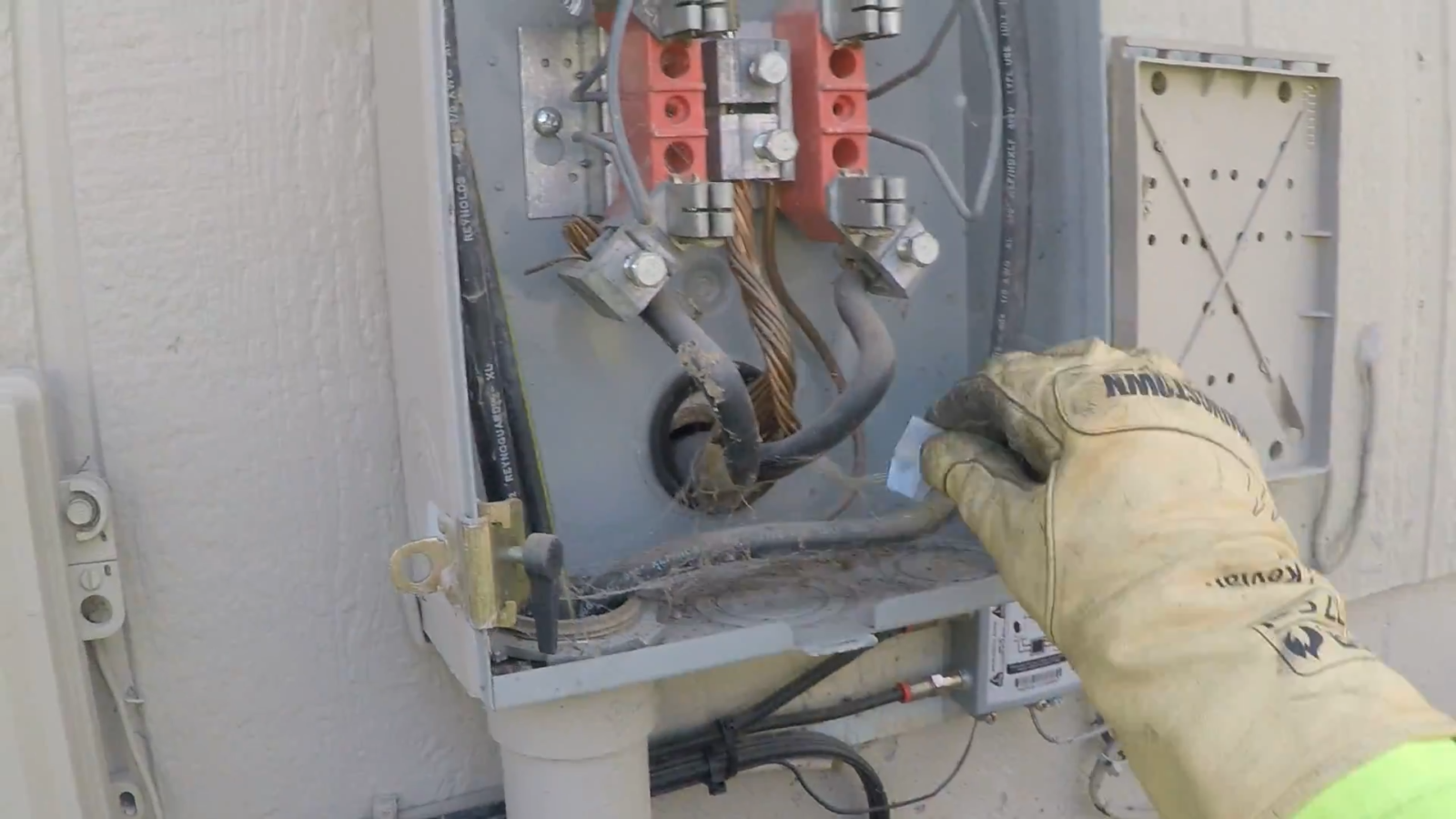 How to Turn Electricity Back on After Disconnect? - ElectronicsHacks