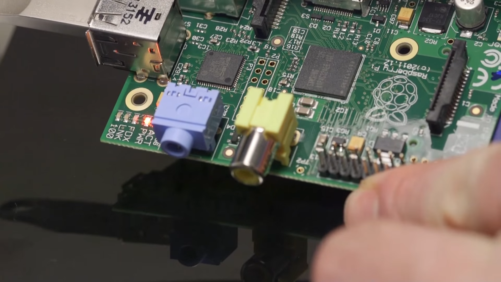 How to Use a Raspberry Pi as a Video Player? - ElectronicsHacks