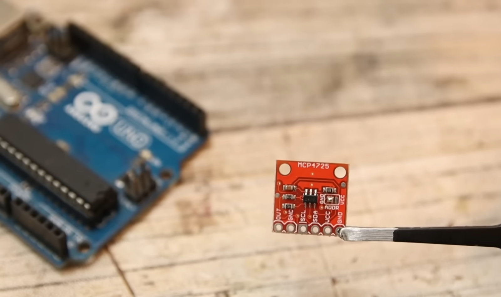 How to Use MCP4728? - ElectronicsHacks