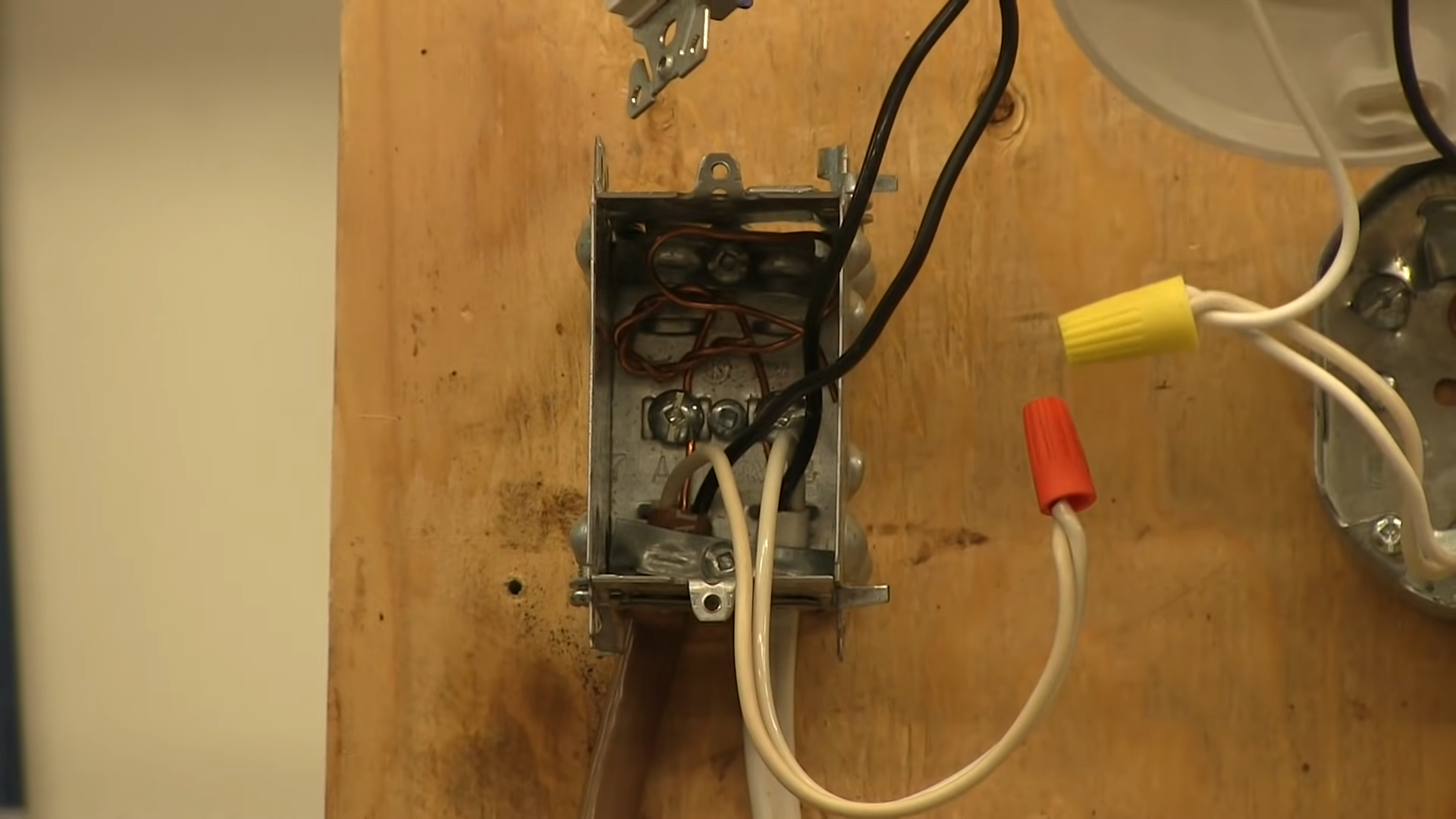 How to Wire Multiple Lights to One Switch? - ElectronicsHacks