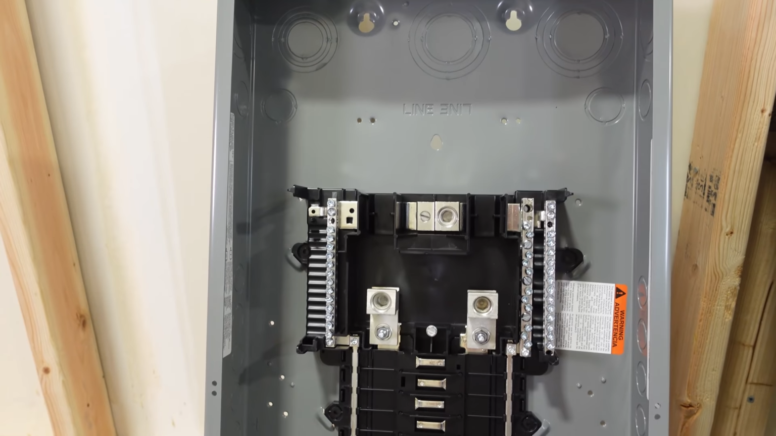 Main Lug vs. Main Breaker: What’s the Difference? - ElectronicsHacks