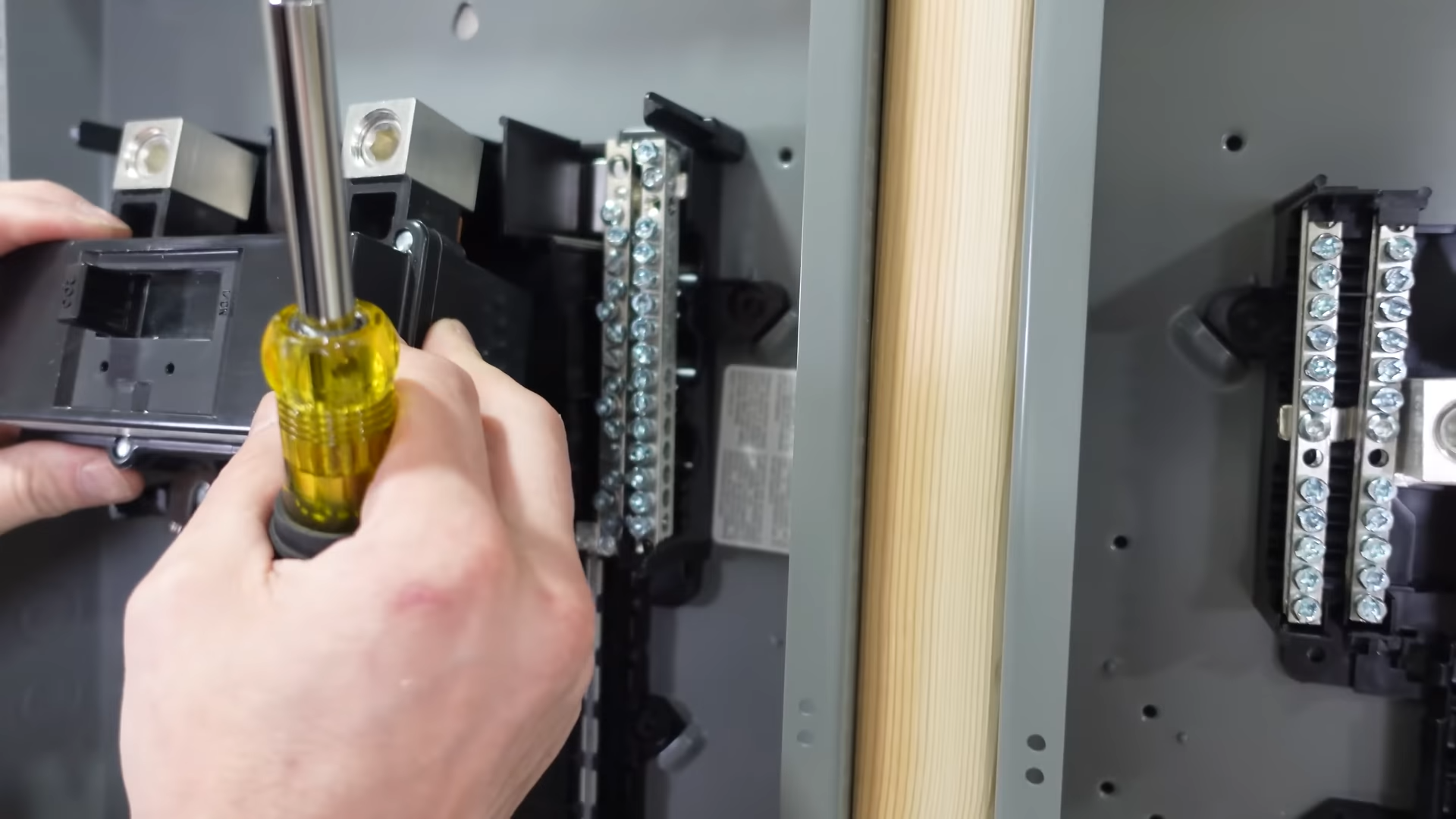 Main Lug vs. Main Breaker: What’s the Difference? - ElectronicsHacks